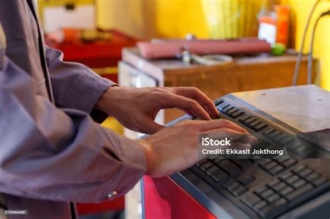 차량 아래에서 일하는 선임 남성 정비사가 배기 시스템을 주의 깊게 검사합니다 반사 스트립이 있는 회색 유니폼을 입고 자동차 정비에 대한 집중력과 기술력을 보여줍니다 30