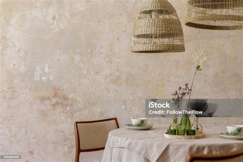 다이너 테이블 디자인 의자 등나무 펜던트 램프 아름다운 접시 봄 꽃다발 우아한 장식이 있는 세련되고 우아한 식당 인테리어 공간을 복사합니다 템플릿 단일 이미지에 대한 스톡