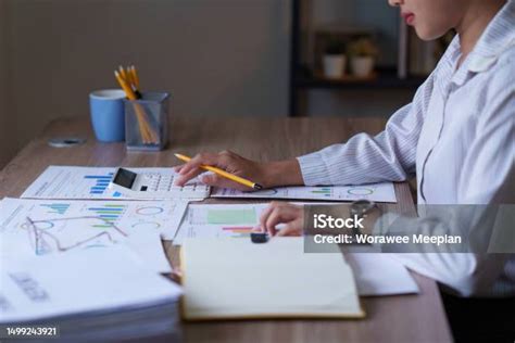 노트북으로 작업하고 문서 세금 교환 연구 회계 및 재무 고문 개념을 수행하는 회계사 여성 Credit Report에 대한 스톡 사진 및 기타 이미지 Istock