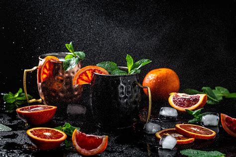 라임 블러드 오렌지 생강 맥주 보드카 및 민트와 함께 구리 컵에 튀는 모스크바 노새 칵테일 동결 모션 0명에 대한 스톡 사진 및 기타 이미지 Istock