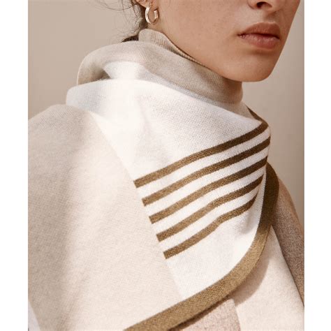 Ilail일라일 언발 배색 케이프 니트 숄 Sivillage 에스아이빌리지 Ilail일라일 언발 배색 케이프 니트 숄 Sivillage 에스아이빌리지