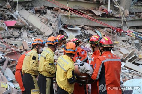 65시간만에 기적적 구조…미얀마강진 건물잔해서 임신부 등 구해