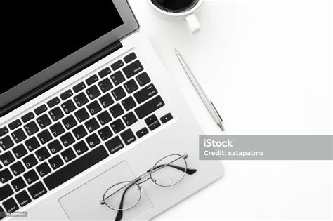 노트북 컴퓨터와 사무 용품이 있는 화이트 오피스 데스크 테이블 복사 공간 플랫 레이와 평면도 공란에 대한 스톡 사진 및 기타 이미지 Istock