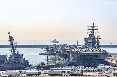입항하는 미국 해군 원자력추진 항공모함 니미츠 연합뉴스