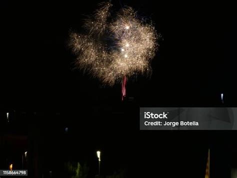 폭죽 로켓 불꽃놀이는 여름 밤에 검은 밤 하늘을 밝힙습니다 뭔가 축하되고 일부 축하 일부 전통 0명에 대한 스톡 사진 및 기타