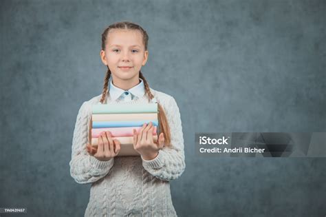 다시 학교로 웃는 학생이 책을 들고 있습니다 아이는 학교에 대 한 준비가 되어 있습니다 책을 가진 행복 한 똑똑한 소녀는 쾌락