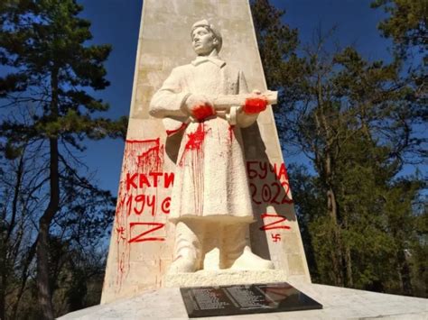 Русия води дела за оскверняване на съветски военни паметници в България и още 14 европейски