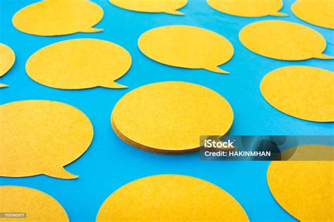 노란색 채팅 파란색 배경에 연설 거품 아이콘입니다 소셜 미디어 개념에 대 한 말하기 및 메시지 온라인 채팅 말풍선에 대한 스톡 사진 및 기타 이미지 Istock