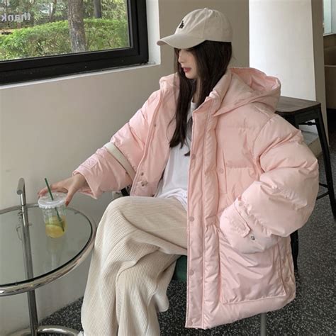 분홍 겨울 데일리룩 캐주얼 루즈핏 단색 버튼 후드 집업 숏 패딩 20대 30대 여성 하객 바캉스 여행