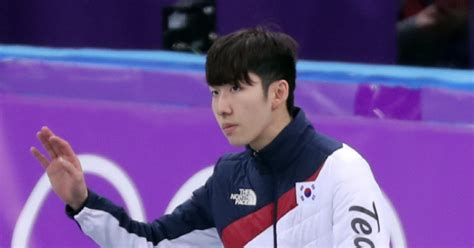 포토 시상대 위에 오르는 임효준