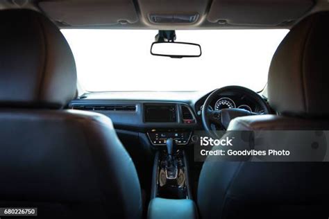 근접 촬영 인테리어 현대 자동차 콘솔 전체 바람막이 오두막 기어 박스 스티어링 휠 및 대시보드 기능의 전체 앞 좌석 및 승객 공간을 표시 합니다 Brand Name