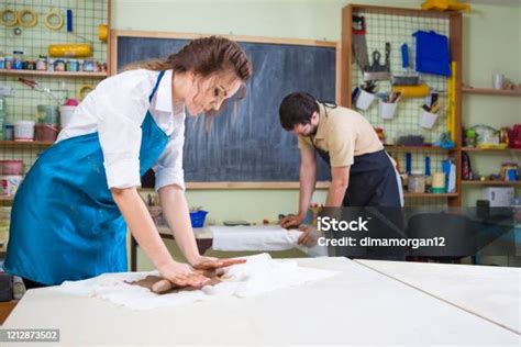 도공 및 점토 만들기 공정 개념 워크숍에서 테이블에 점토 조각을 준비하는 두 전문 노동자의 부부 수평 이미지 컴포지션 20 29세에 대한 스톡 사진 및 기타 이미지 Istock
