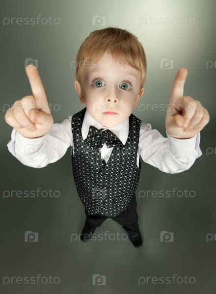 Фотография на тему Удивленный мальчик указывает наверх Pressfoto