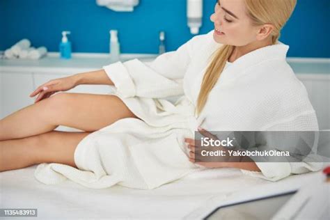 미용사 캐비닛에서 휴식 하는 동안 제 모 결과를 즐기는 예쁜 소녀 건강관리와 의술에 대한 스톡 사진 및 기타 이미지 건강관리와 의술 건강한 생활방식 금발 머리