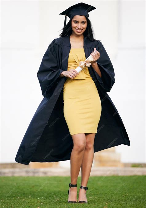 Parecendo Glamourosa No Dia Da Formatura Retrato De Uma Jovem Segurando Seu Diploma No Dia Da
