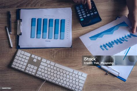 현대 오피스 작업 책상 테이블 비즈니스 손 키보드 노트북 펜 안경 차트 및 그래프 금융을 확인 하기 위해 계산기를 사용 하 여 상위 뷰 배경 복사 공간에 대 한입니다 경관에