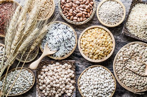 건강하거나 깨끗한 식품 성분 또는 농산물 컨셉을 위해 나무와 세라믹 그릇에 건조 유기농 시리얼과 곡물 씨앗의 다양한 종류 배경 주제에 대한 스톡 사진 및 기타 이미지