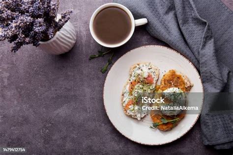 그릭 요거트와 호박 스프레드 데친 계란 라벤더 꽃다발 근처의 연어와 커피를 곁들인 건강 식품 샌드위치 공간을 복사합니다 0명에 대한 스톡 사진 및 기타 이미지 Istock