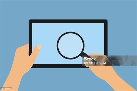 터치 스크린 태블릿과 돋보기를 들고 손의 평면 디자인 그림 파란색 배경에 격리 벡터 돋보기 광학 기기에 대한 스톡 벡터 아트 및