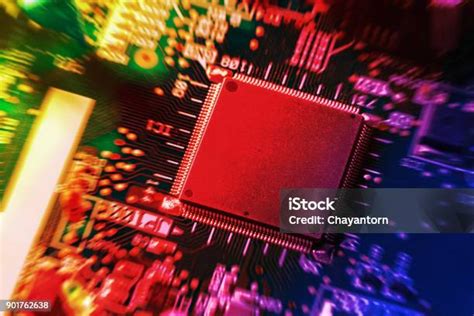 Chip Komputer Pada Papan Sirkuit Elektronik Hijau Atau Papan Sirkuit