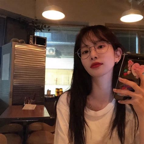 우주소녀 설아 동그란 안경 강렬한 레드 립 찰떡 소화…내추럴美 한가득 네이트 연예