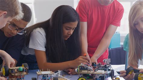 학교 컴퓨터 코딩 수업에서 남자 교사와 함께 로봇 자동차 프로그래밍을 배우는 학생들 중학교에 대한 스톡 사진 및 기타 이미지