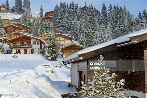 겨울 동안 오스트리아 알프스의 스키 리조트에서 휴가 주택에서 보기 0명에 대한 스톡 사진 및 기타 이미지 0명 겨울 겨울 스포츠 Istock