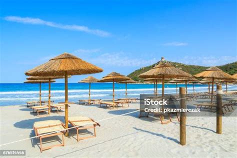 Bejárati Kapu A Fehér Homokos Strandhoz Napozószékekkel És Napernyőkkel