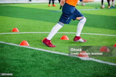축구 선수 조깅 하 고 콘 마커 축구 훈련에 대 한 녹색 인공 잔디를 사이 이동 경기 스포츠에 대한 스톡 사진 및 기타 이미지 경기 스포츠 경쟁 골인 Istock
