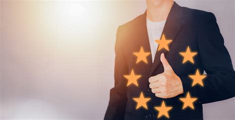 고객 리뷰 5 별 고객 서비스 평가 및 만족도 사업가 손이 좋은 징조를 만듭니다 최고의 서비스와 올바른 Iso 인증 보증 품질 보증 표준 개념 감정에 대한 스톡 사진 및