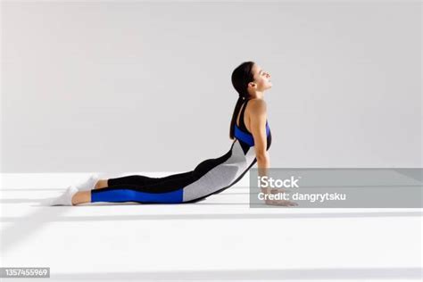 요가를 연습하는 젊은 매력적인 여성 코브라 운동 스트레칭 부장가사나 포즈 스포츠웨어를 입고 운동 실내 전체 길이 스튜디오 배경에 대해 고립 균형에 대한 스톡 사진 및 기타