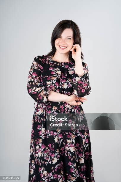 캐주얼 의류의 해피 플러스 사이즈 모델 회색 배경에 뚱뚱한 여성 과체중 여성 신체 드레스에 대한 스톡 사진 및 기타 이미지