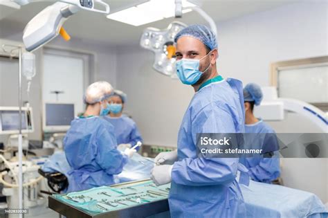 수술실에 서있는 행복한 남자 외과 의사의 초상화 환자에서 일할 준비가되었습니다 수술실에서 외과 유니폼을 입은 남성 의료 종사자 20 24세에 대한 스톡 사진 및 기타 이미지