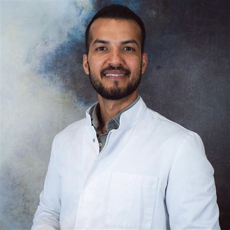 Dr Naveed Muradi Senzie Akademiet