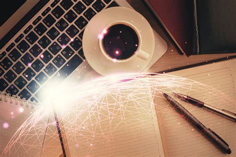 데스크톱 배경의 컴퓨터를 통해 소셜 네트워크 홀로그램 도면 맨 위 보기입니다 이중 노출 0명에 대한 스톡 사진 및 기타 이미지 Istock