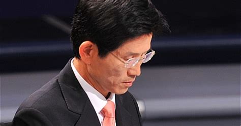 자료 검토하는 김문수 후보