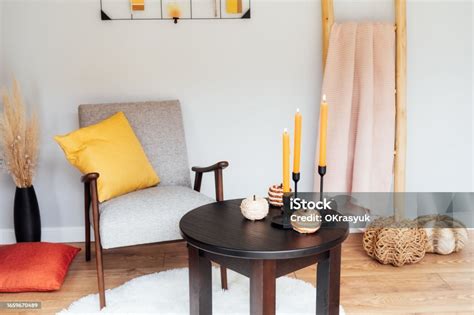 Interior Ruang Tamu Skandinavia Yang Bergaya Dengan Kursi Berlengan Modern Meja Kopi Dengan