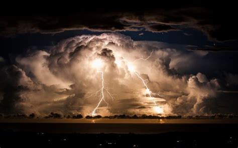 Uk Lightning Why Is It Lightning Without Thunder What Is Non Stop Lightning Weather News