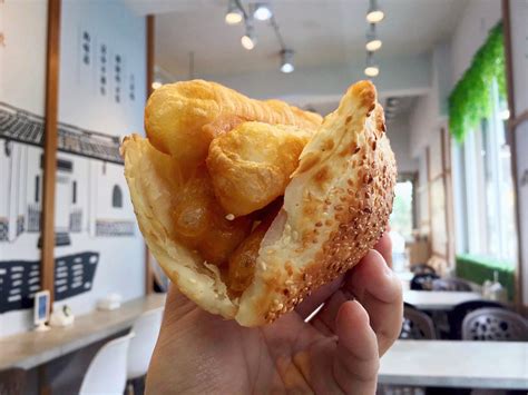 燒餅油條 Shaobing Youtiao Traditional Chinese Breakfast Sandwich From
