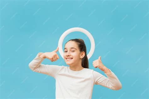 Портрет положительного молодая девушка показывает палец вверх Бесплатно Фото