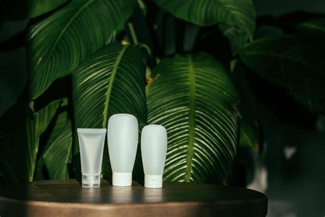 깨끗한 아름다움 녹지 리프 텍스처 목업 목조 테이블 미니멀리스트 패키징 미니멀리즘 미용 제품 미용 포장 병 뷰티 케어 생분해 성 스킨케어 스킨케어