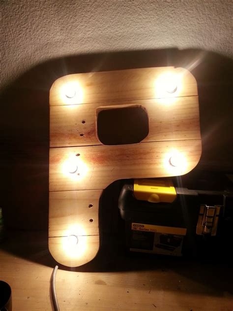 Llum De Pared Amb Forma De Lletra P Feta Amb Palets Reciclats I Llums