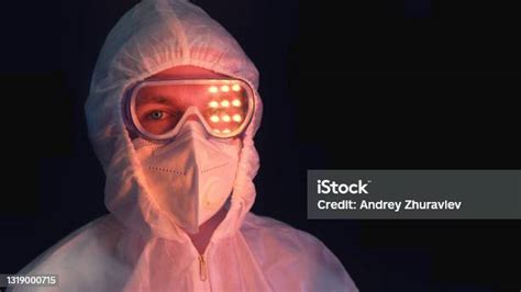 안전 안경 검은 배경에 가벼운 램프와 의료 얼굴 마스크를 입고 제복을 입은 의사 검정색 배경에 대한 스톡 사진 및 기타 이미지 검정색 배경 보호안경 보호용 작업복