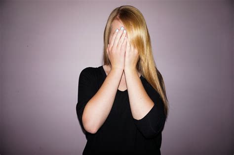 무료 이미지 사람 소녀 여자 사진술 초상화 모델 손가락 좌석 검은 레이디 표정 입 인간의 몸 머리 아름다움 금발 오르간 감정 사진 촬영