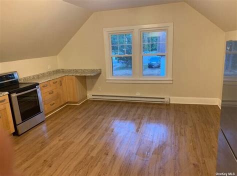 128 Maple Ave Smithtown Ny 11787 Room For Rent In Smithtown Ny