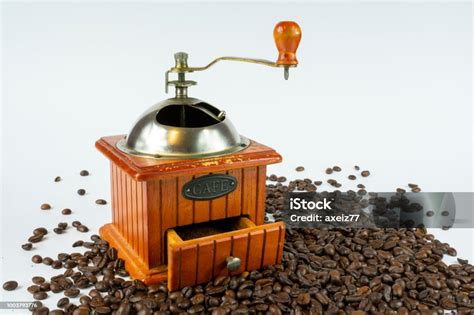 흩어져있는 커피 콩 및 흰색 배경 상자에서 망치 커피 커피 그 라인 더를 손 갈색에 대한 스톡 사진 및 기타 이미지 갈색 고풍스런 곡초류 Istock