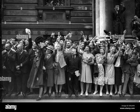 Crowds Gather To Wave Off Soldiers At Outbreak Of Ww2 September 1939 Op