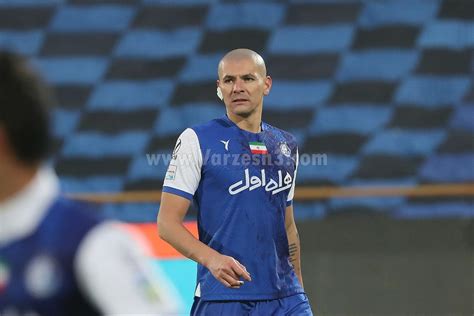 نصب تابلوی پرواز ممنوع توسط گران‌ترین مدافع ایران ورزش سه