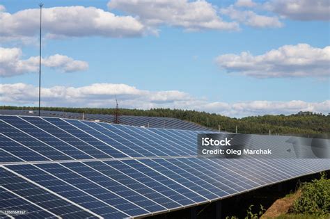 맑은 하늘과 태양 전지 패널 파란색 태양 전지 패널 재생 가능 에너지용 태양광 모듈의 배경 0명에 대한 스톡 사진 및 기타 이미지 Istock