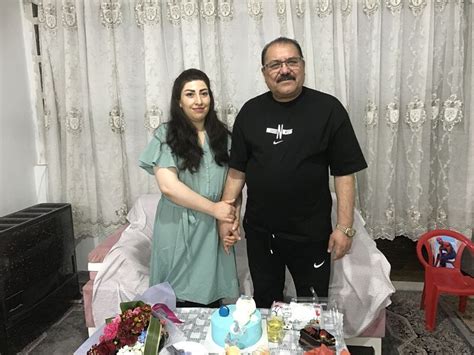 هشت مارچ را با همسرم به یک دسته گل و یک کیک مزه دار در خانه تجلیل کردم